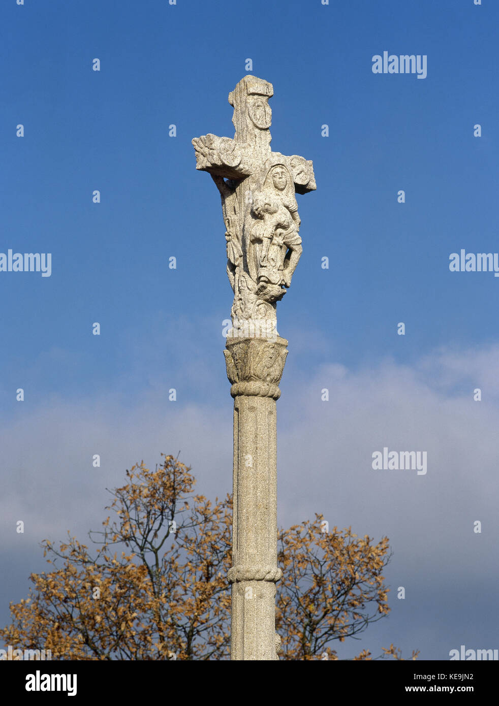 Plateresque stone cross (cruceiro Stock Photo - Alamy