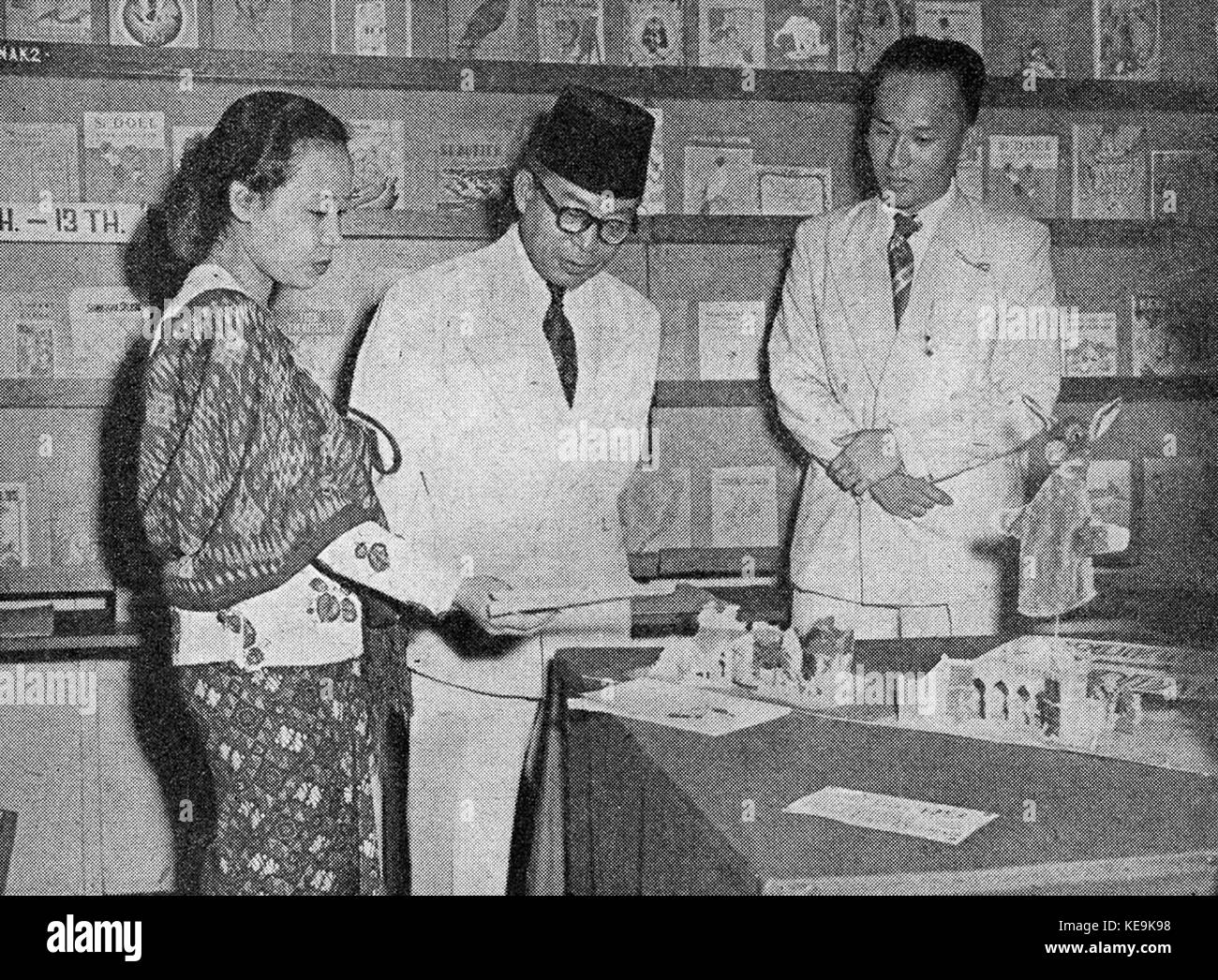 Mohammad Hatta receiving award, Tambahan dan Pembetulan Pekan Buku ... Mohammad Hatta receiving award, Tambahan dan Pembetulan Pekan Buku ...