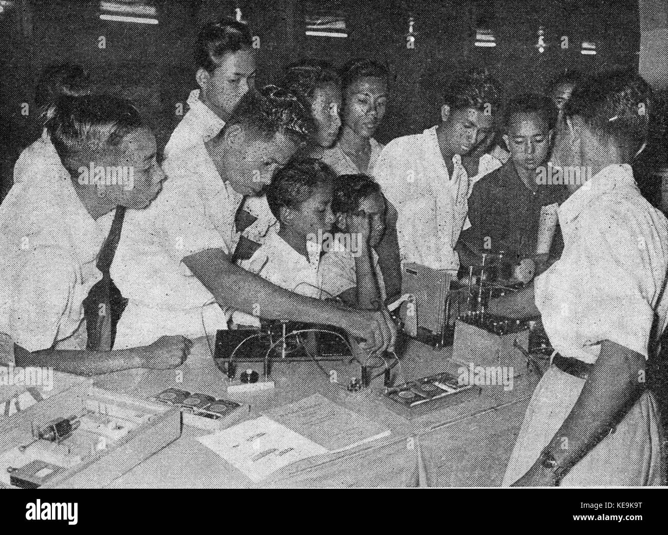 Students observing experiments, Tambahan dan Pembetulan Pekan Buku ... Students observing experiments, Tambahan dan Pembetulan Pekan Buku ...