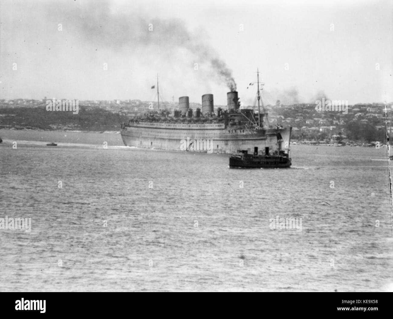 HMT Queen Mary arriving in Sydney Harbour on 27 February 1943 Stock ...
