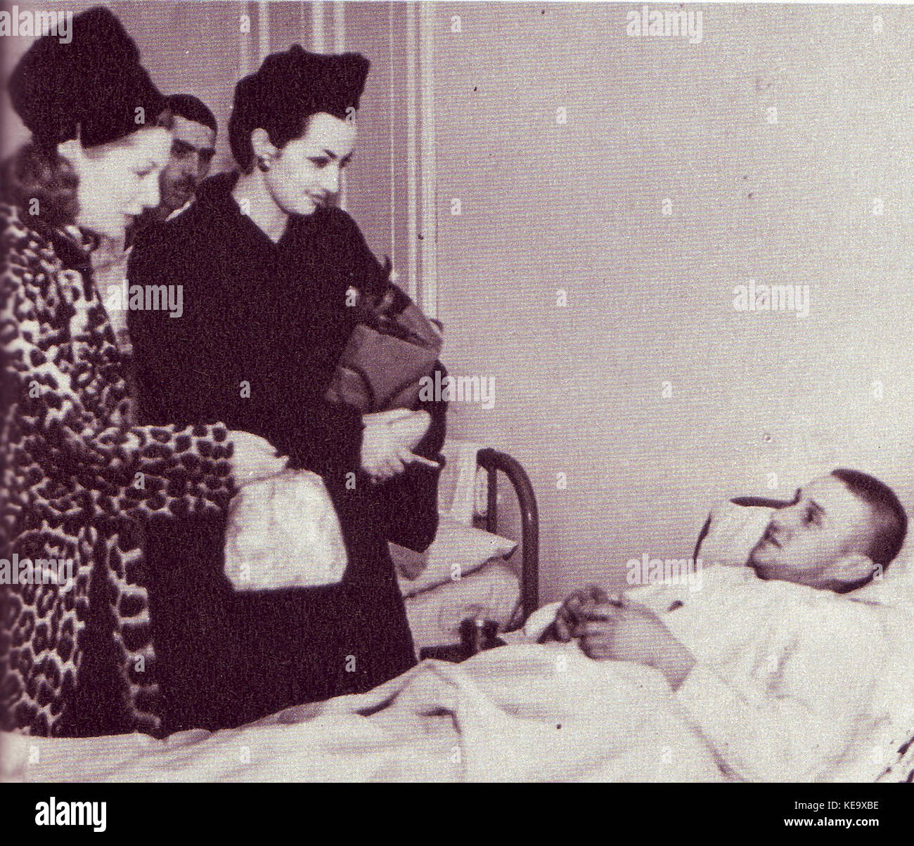 Doris Duranti e Elsa de Giorgi in visita ad un ferito 1941 Stock Photo ...