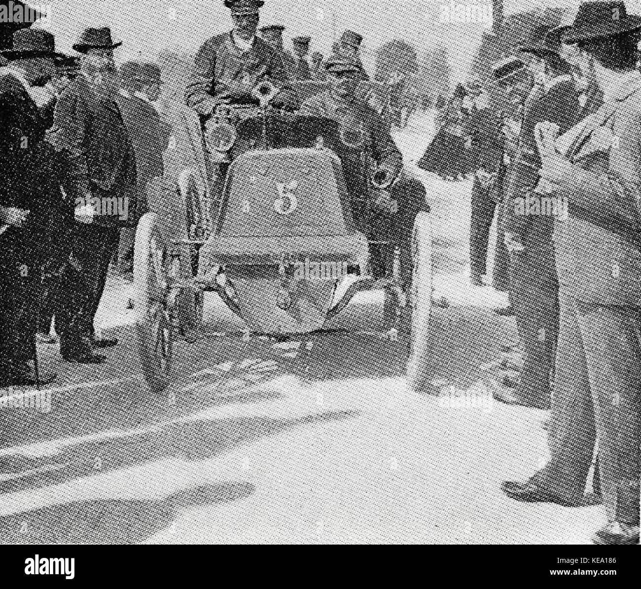 Gustave Leys sur Panhard & Levassor, Paris Amsterdam Paris 1898 Stock ...