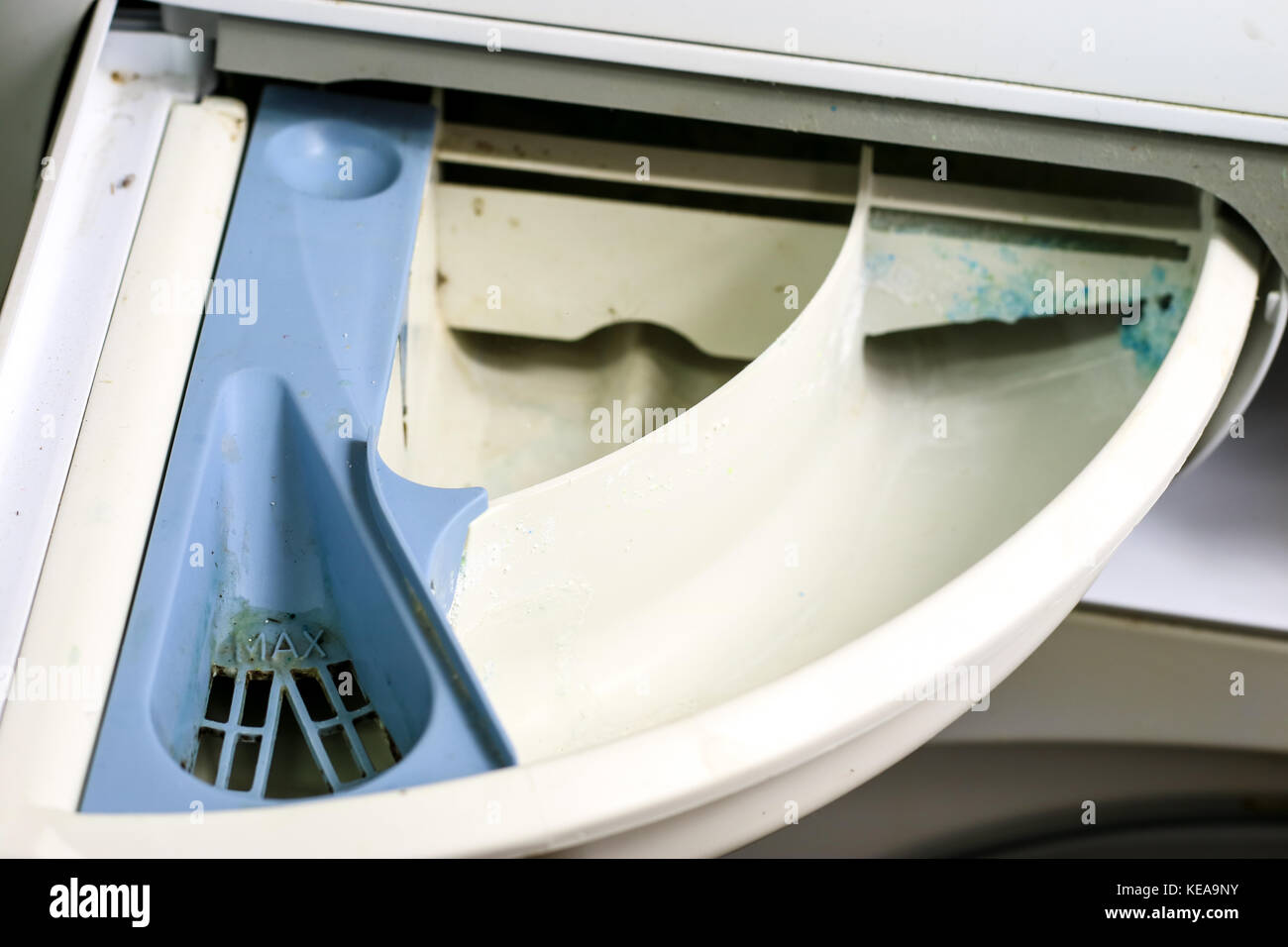 Washing machine for clothes and laundry detergent with rinsing liquid ...