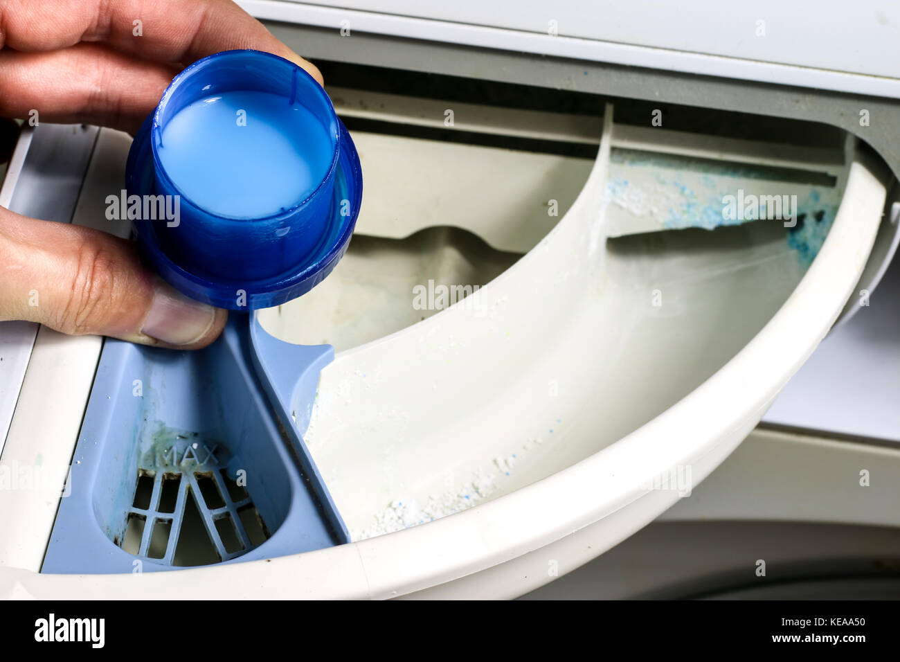 Washing machine for clothes and laundry detergent with rinsing liquid ...