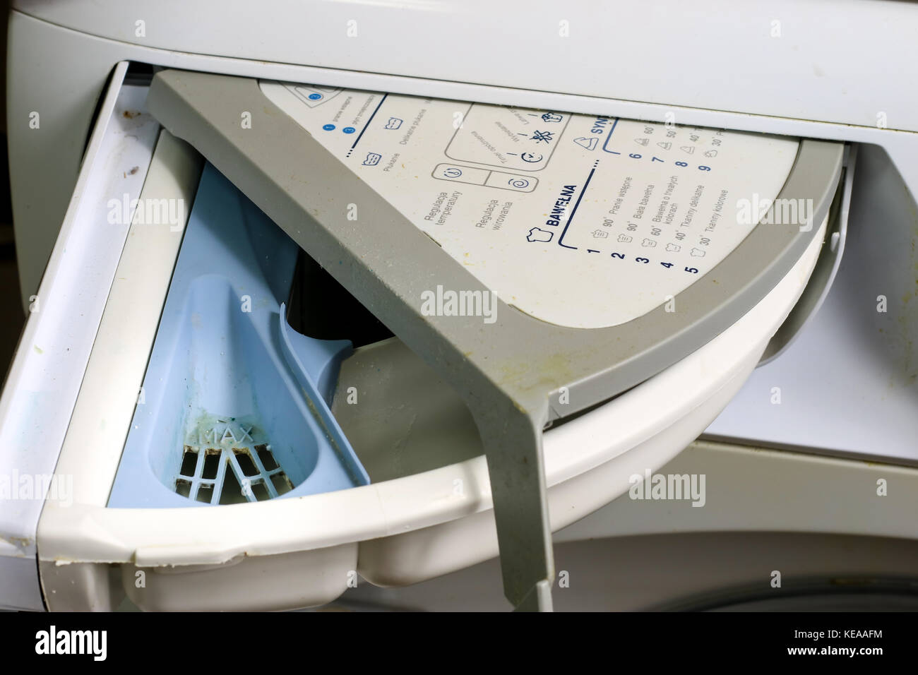 Washing machine for clothes and laundry detergent with rinsing liquid ...