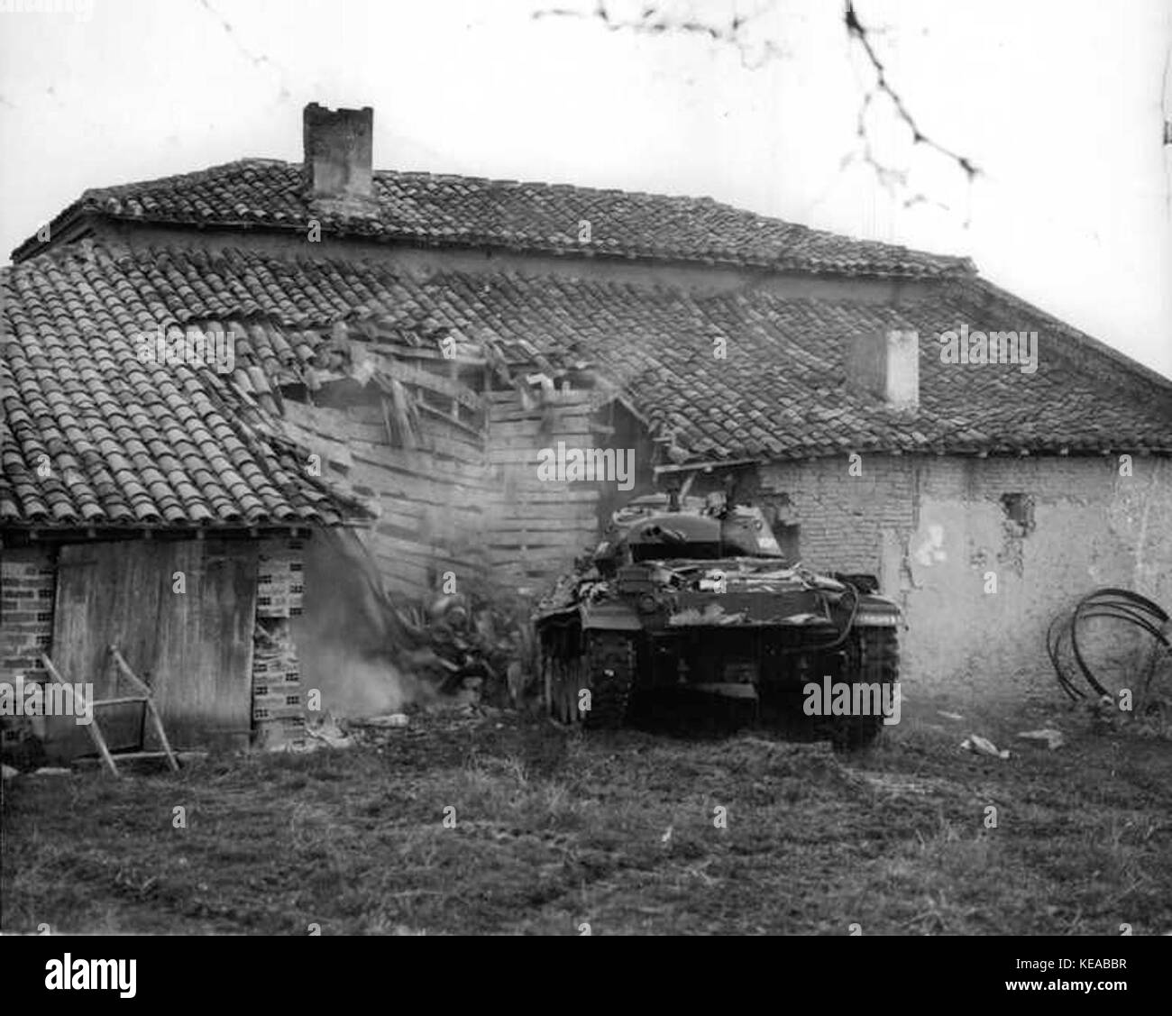 A tank is destroying home 142347291278 Stock Photo - Alamy