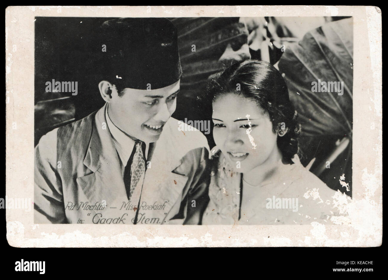 Rd Mochtar and Roekiah in Gagak Item (1939), postcard Stock Photo - Alamy