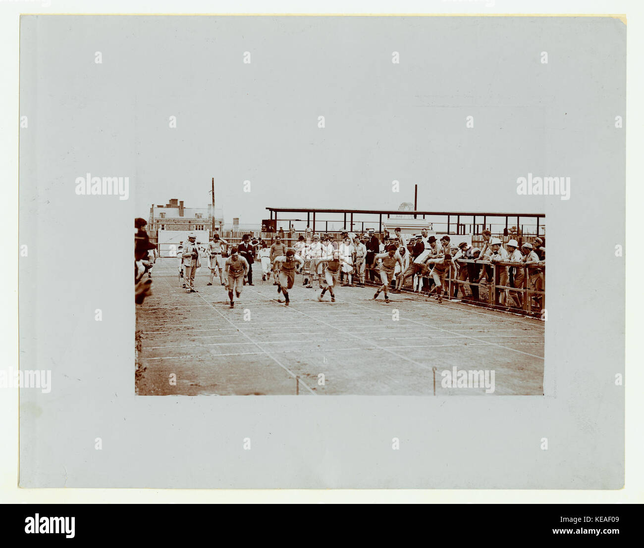 100 yard dash hi-res stock photography and images - Alamy