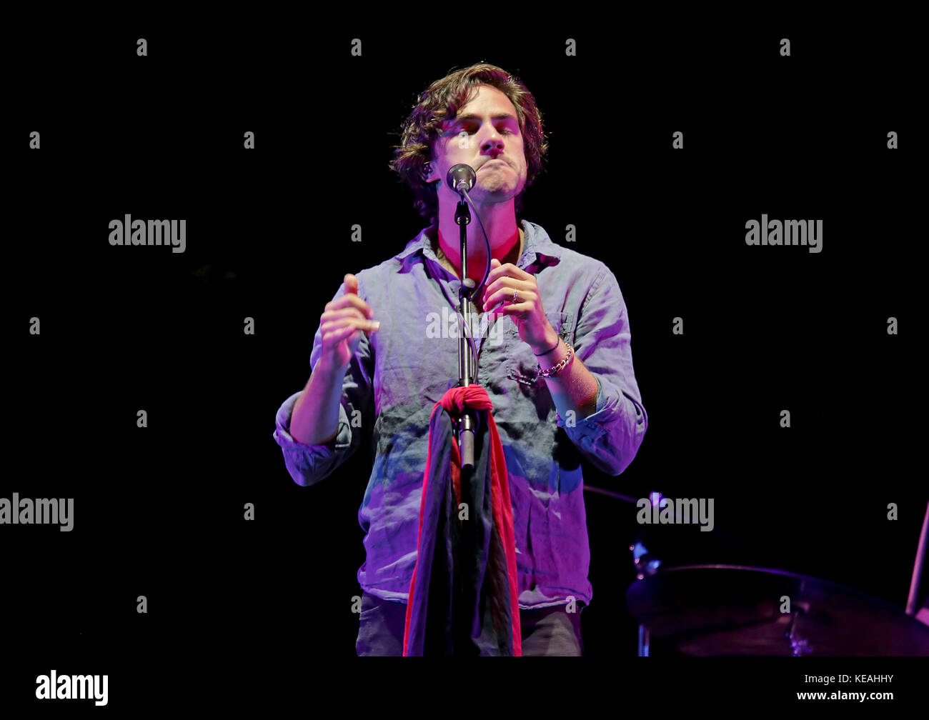 Jack savoretti guitar hi-res stock photography and images - Alamy