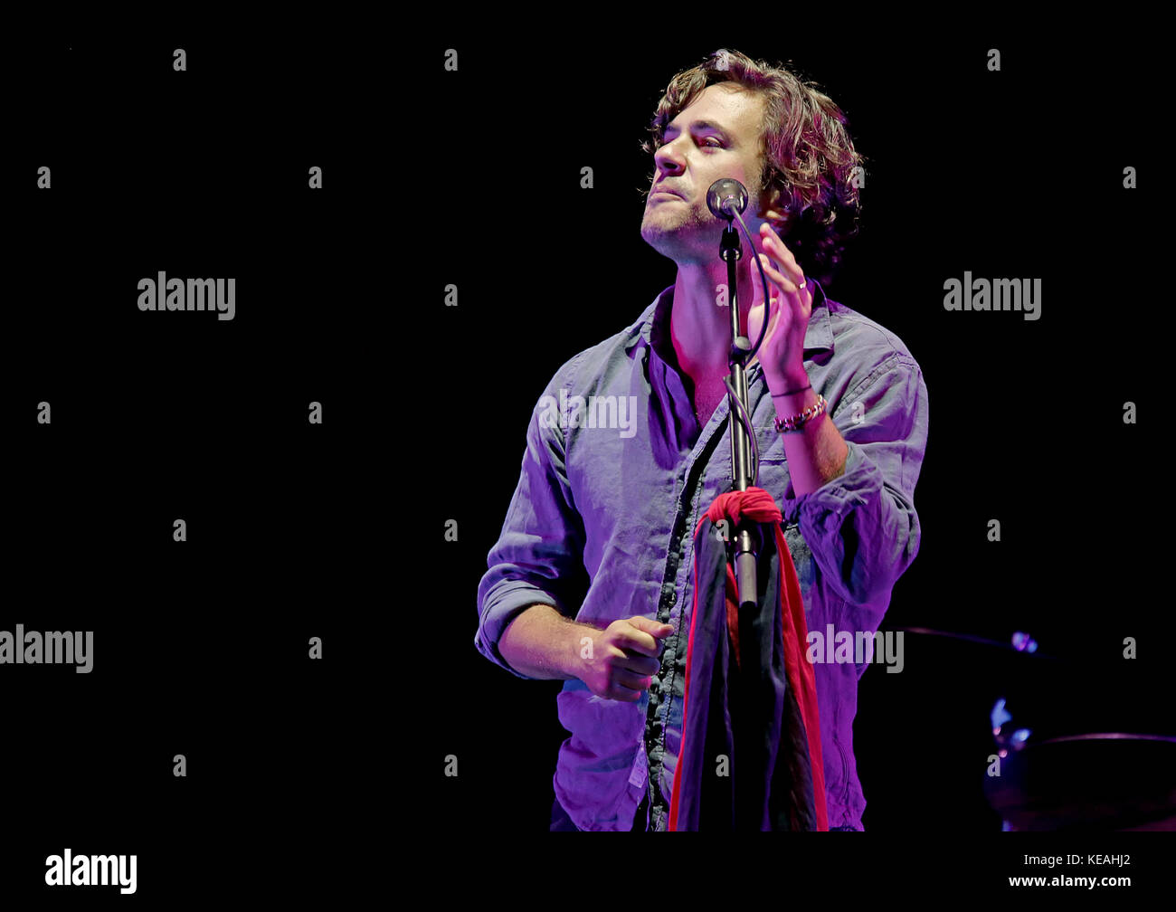 Jack savoretti guitar hi-res stock photography and images - Alamy