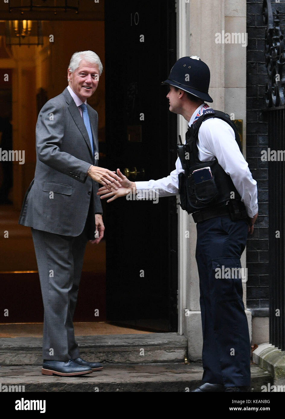 Former us president bill clinton shakes hand hi-res stock photography ...
