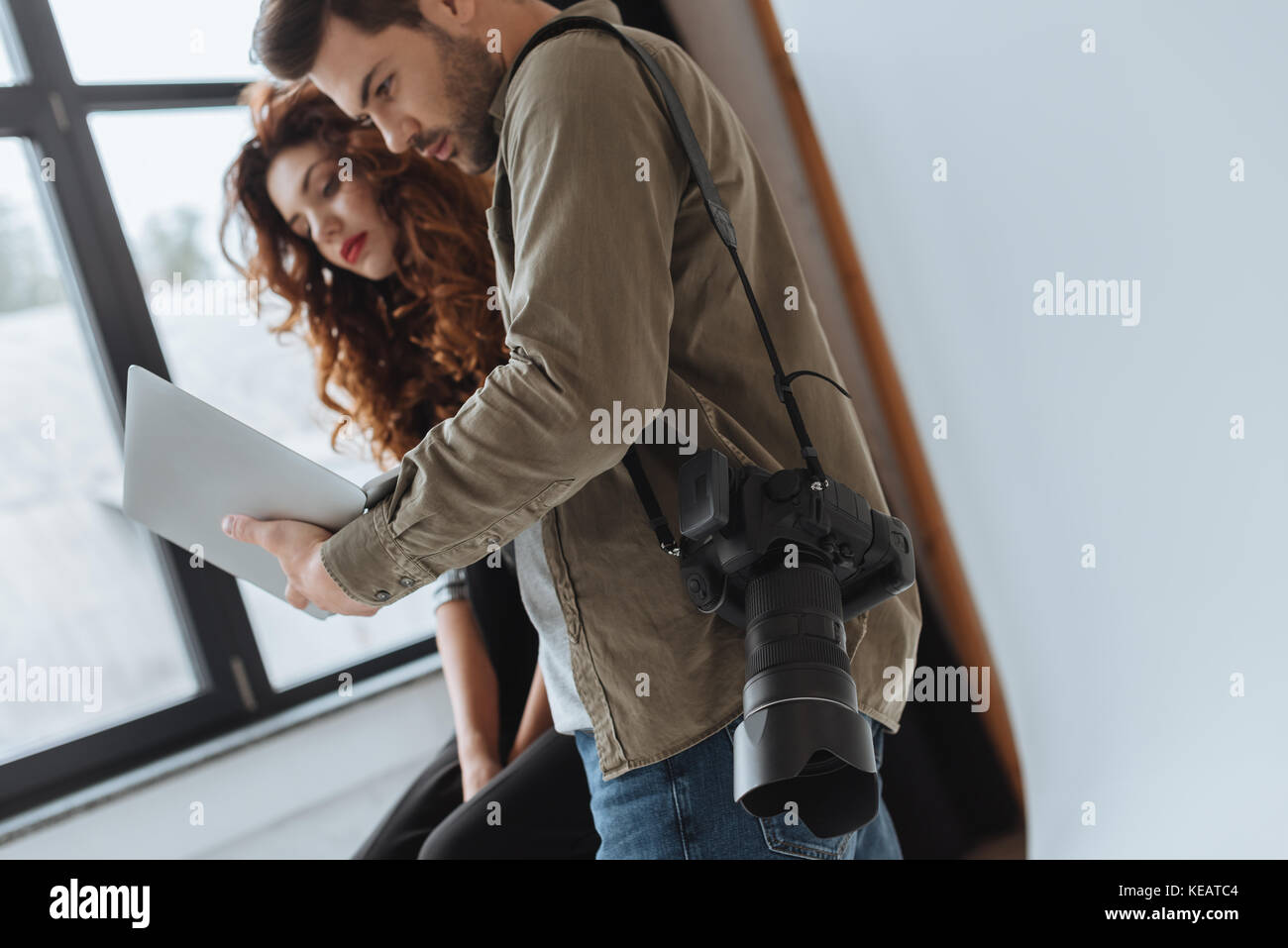 photographer and model with laptop Stock Photo - Alamy