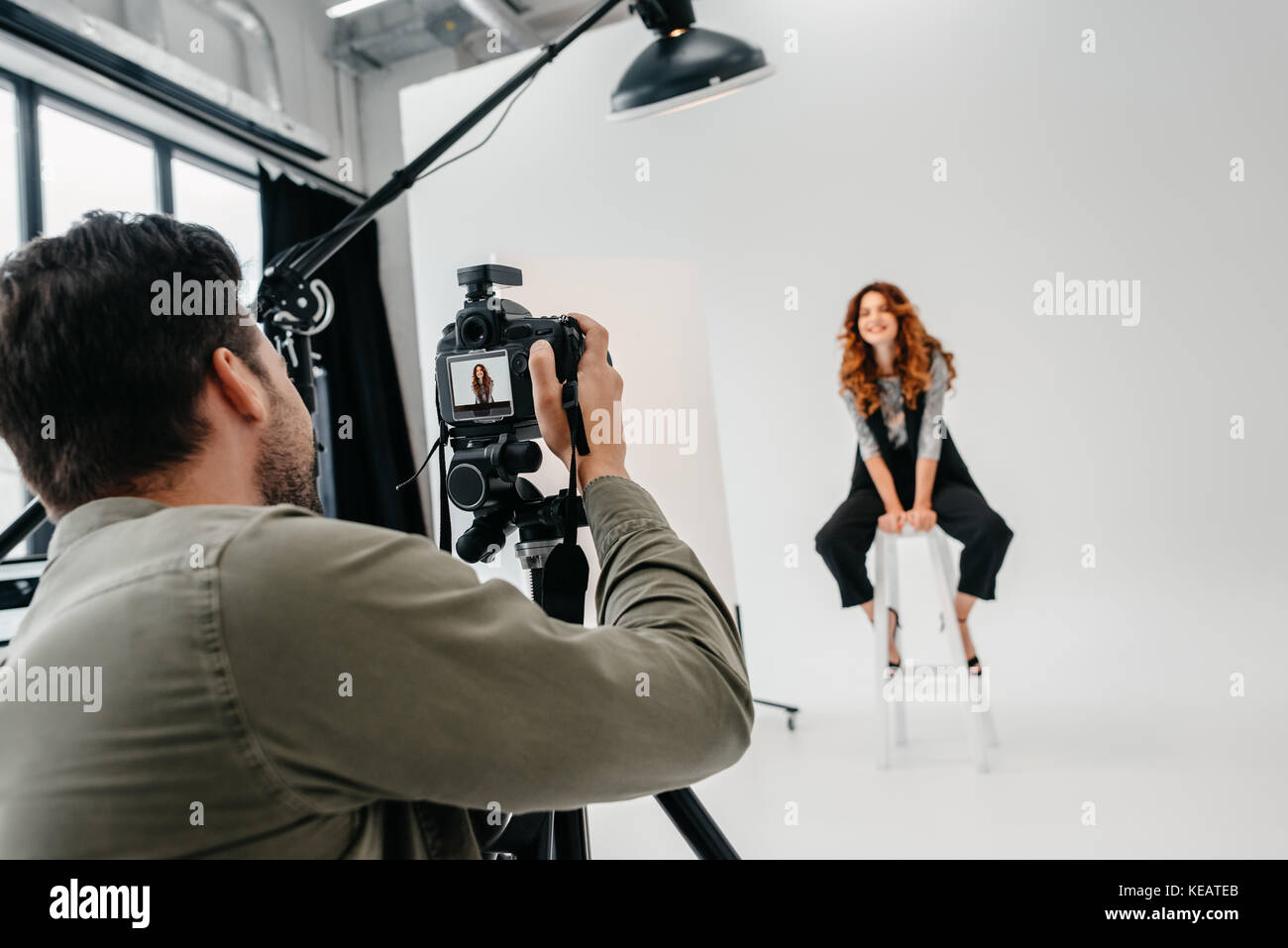 photographer and model on fashion shoot Stock Photo - Alamy