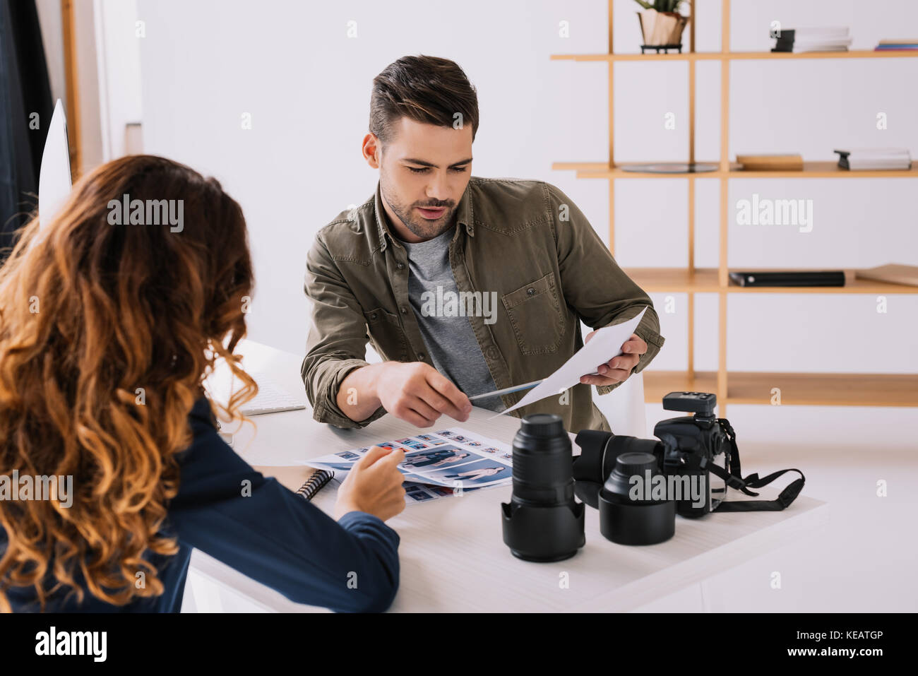 photographer and model choosing photos Stock Photo - Alamy