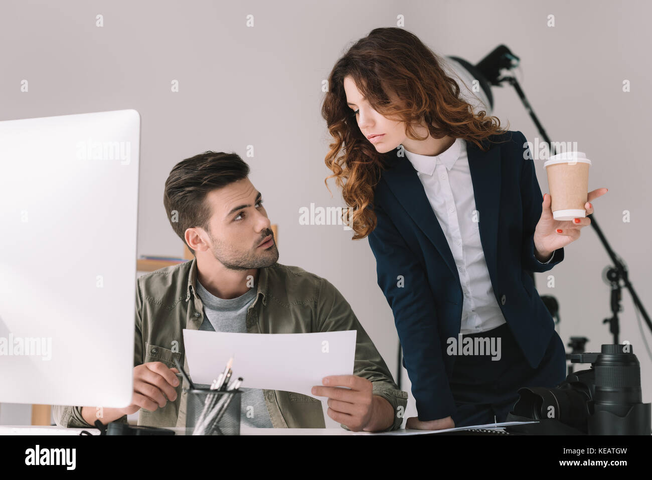 photographer and model choosing photos Stock Photo - Alamy
