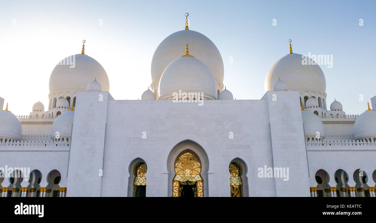 Entrance to the beautiful Sheikh Zayed Grand Mosque, Abu Dhabi, UAE ...