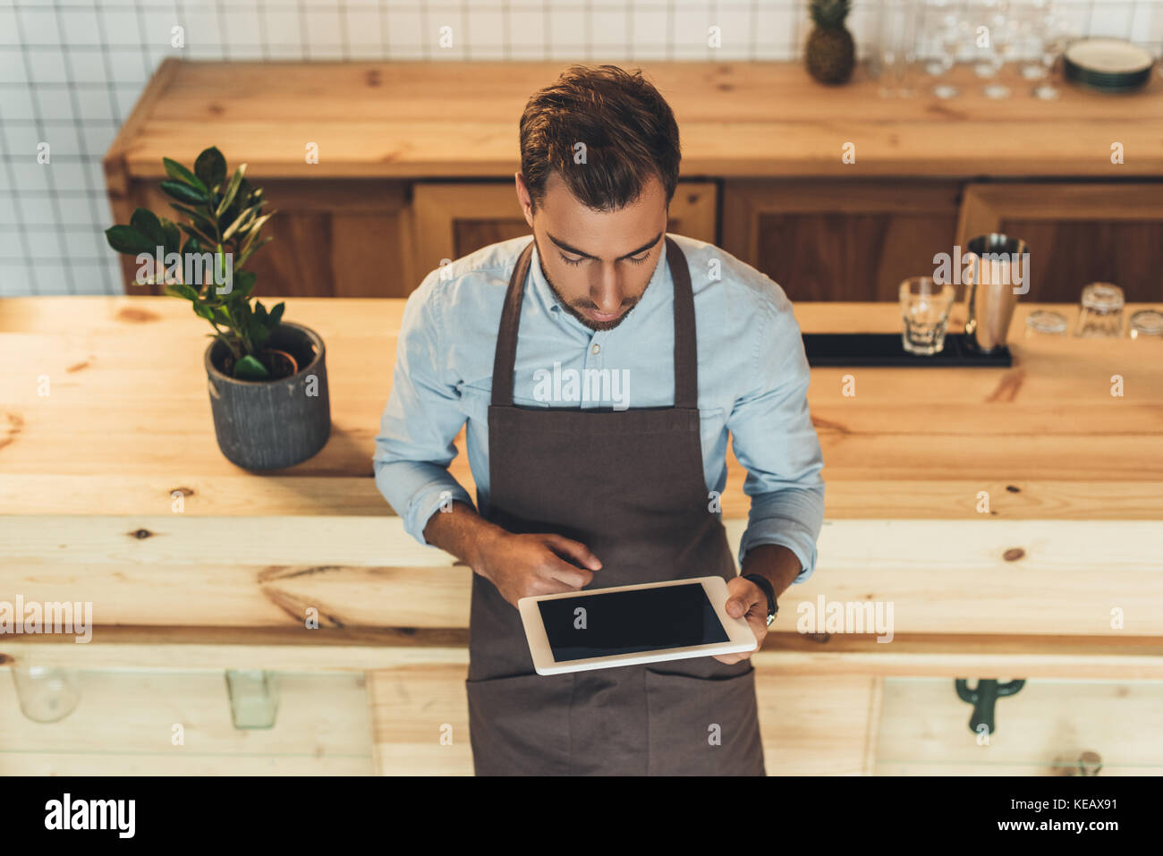 barista using tablet in coffee shop Stock Photo - Alamy