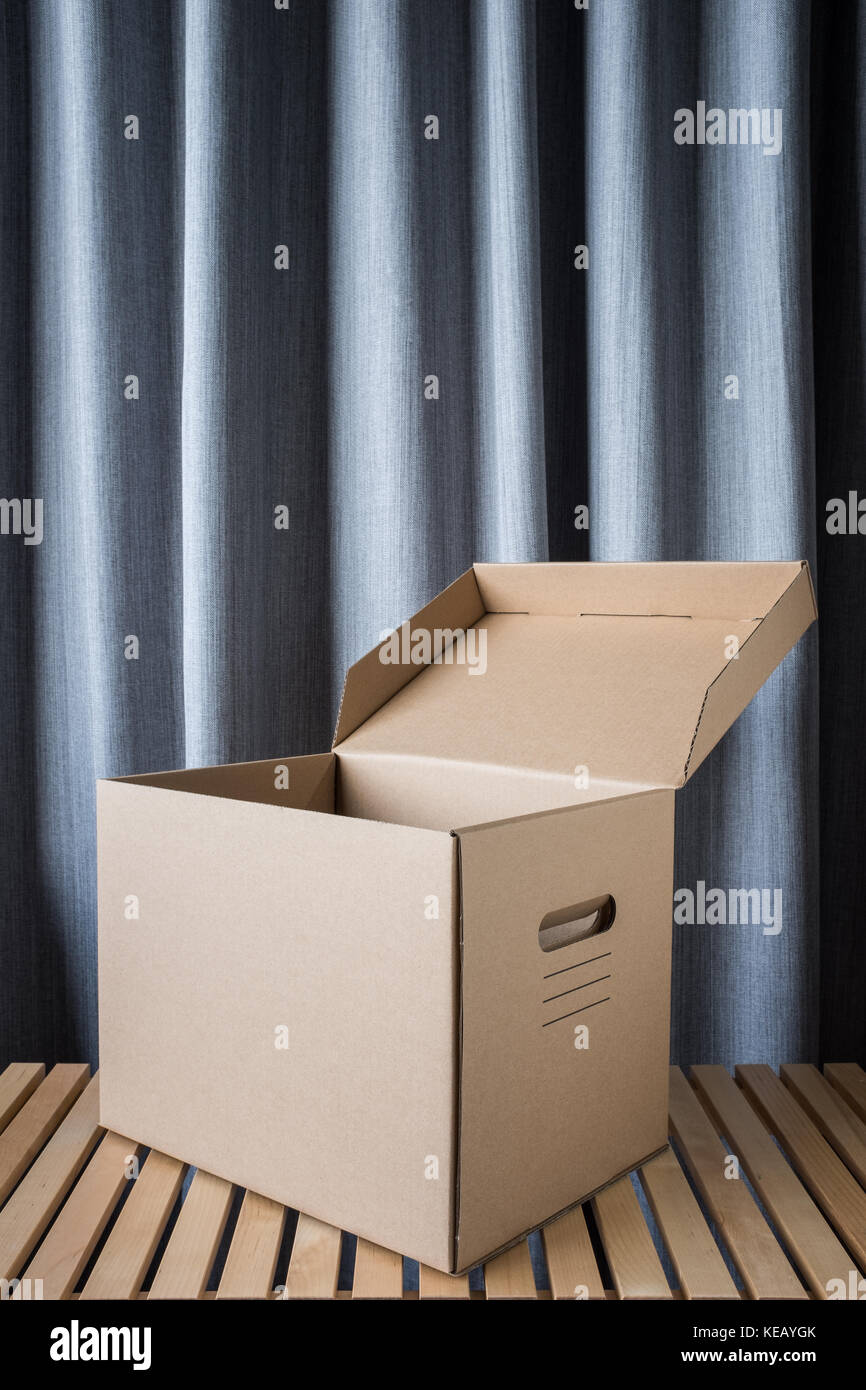 cardboard box or carton box with lid Stock Photo - Alamy