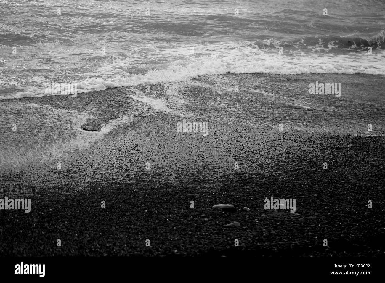 Stock foto sea coast background with waves and pebbles Stock Photo - Alamy