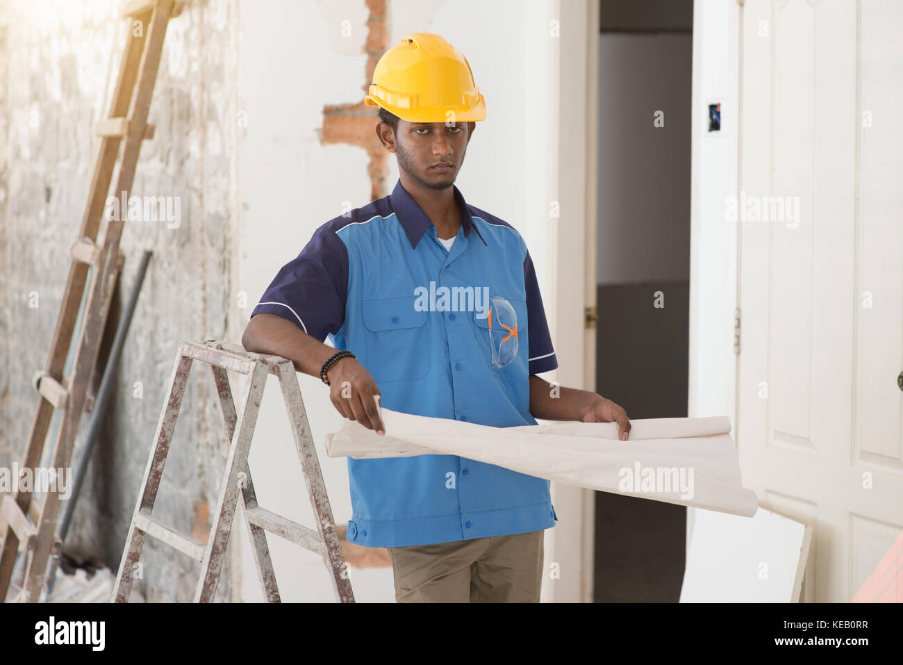 Construction worker reading plans hi-res stock photography and images ...