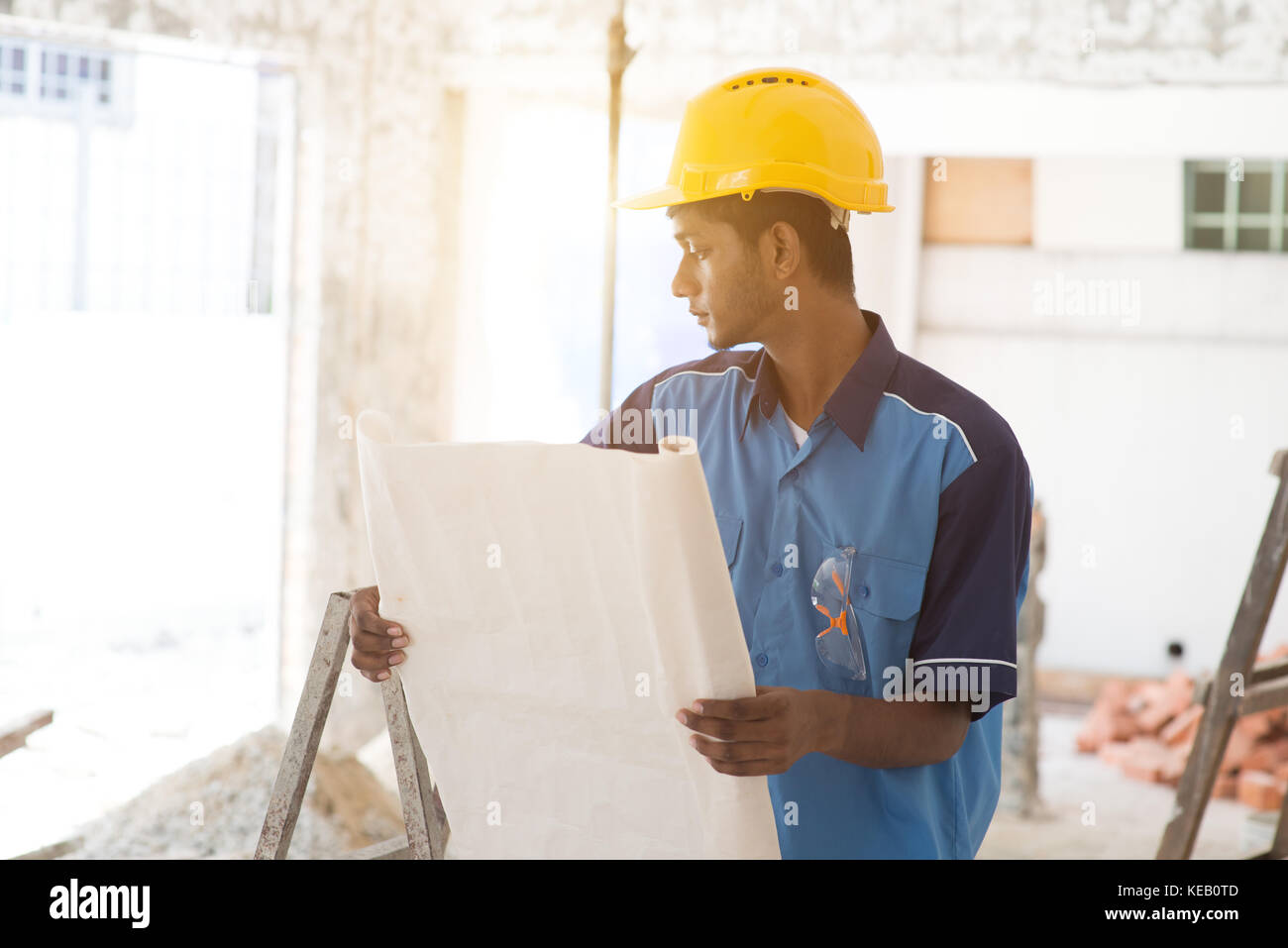 Construction worker reading plans hi-res stock photography and images ...