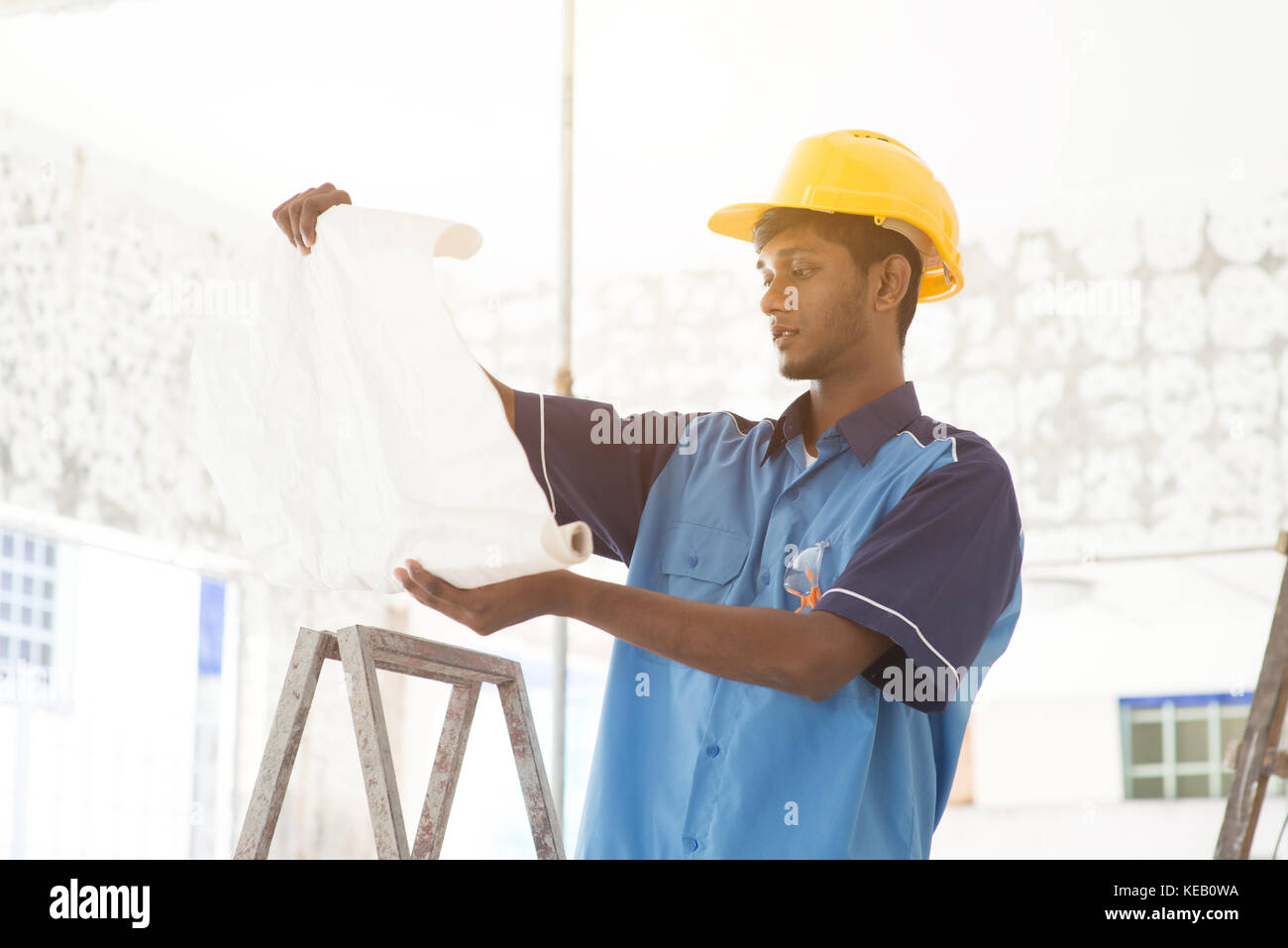 Construction worker reading plans hi-res stock photography and images ...