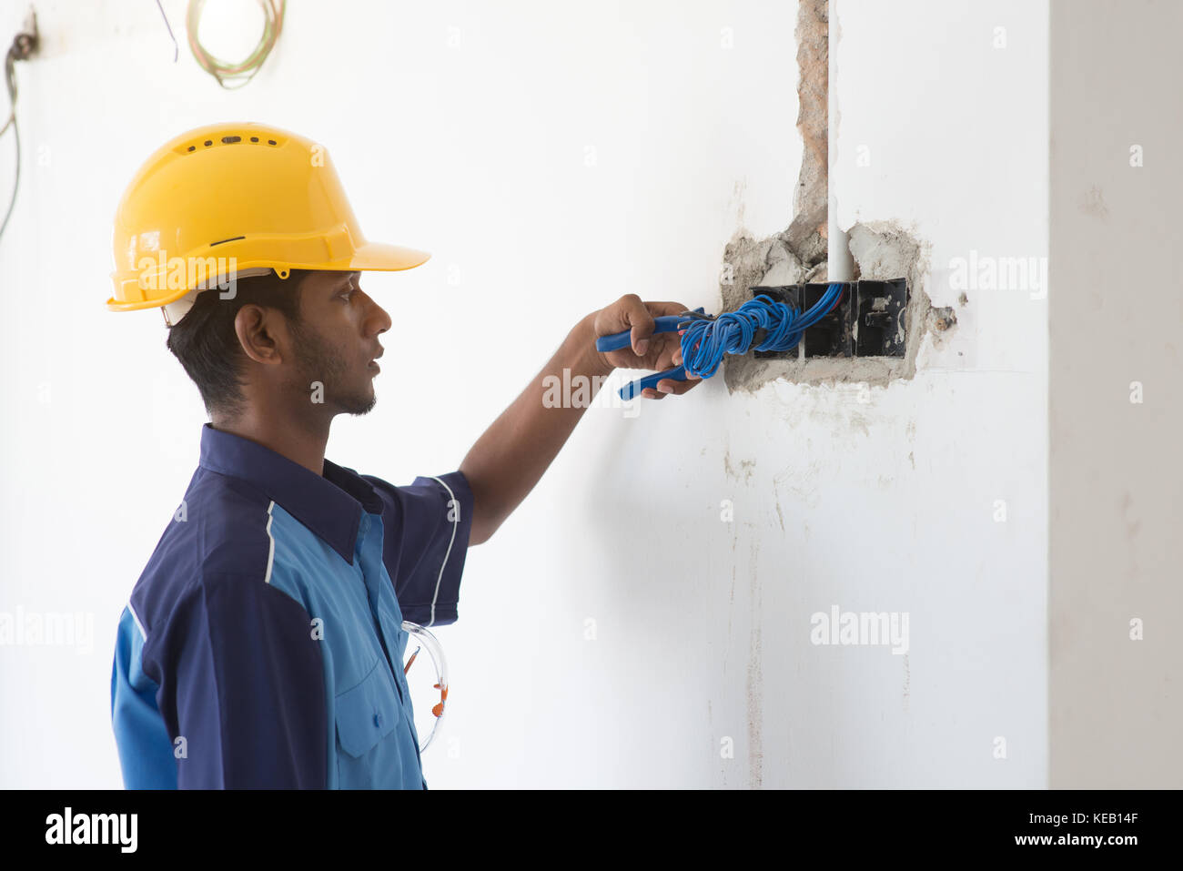 indian male electrician Stock Photo - Alamy