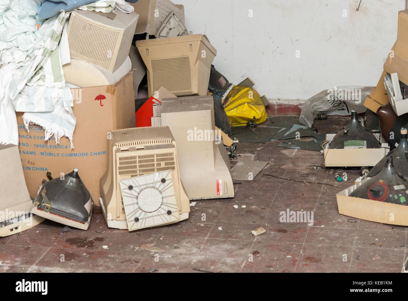Pile discarded computers hi-res stock photography and images - Alamy