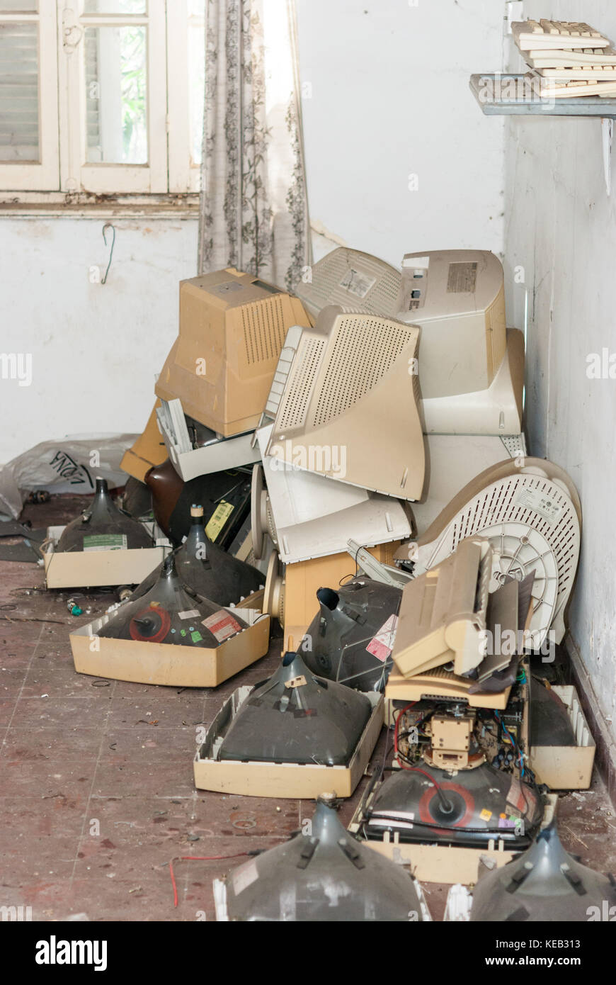 Pile discarded computers hi-res stock photography and images - Alamy