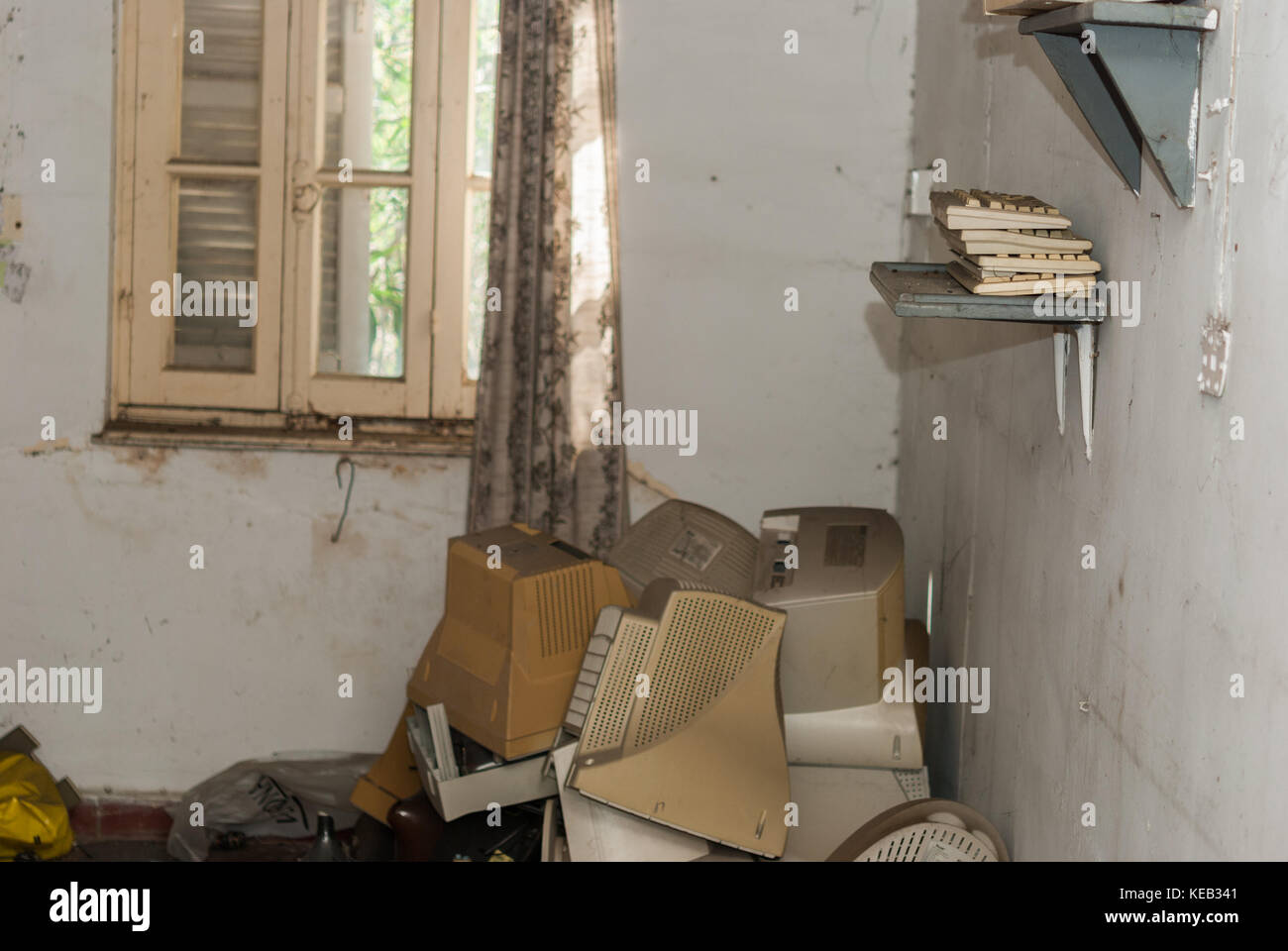 Pile discarded computers hi-res stock photography and images - Alamy