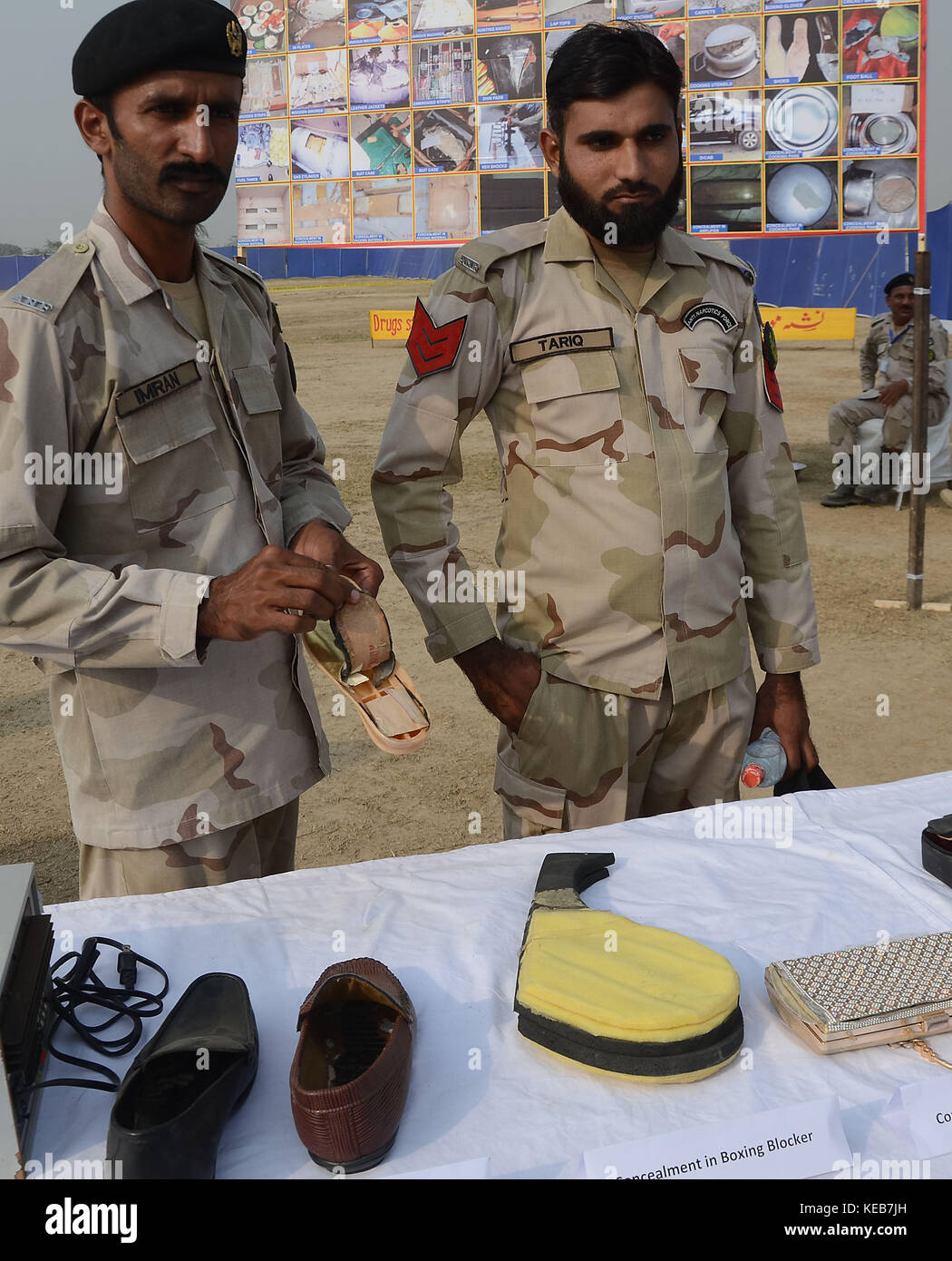 Lahore, Pakistan. 19th Oct, 2017. Pakistani paramilitary soldier of ...