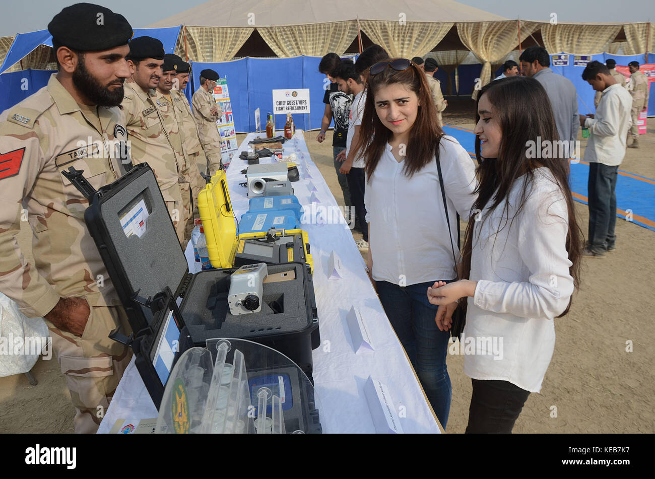 Lahore, Pakistan. 19th Oct, 2017. Pakistani paramilitary soldier of ...