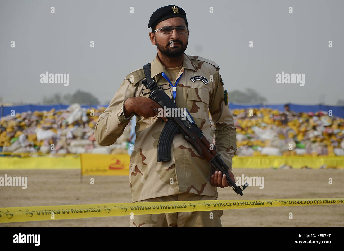 Lahore, Pakistan. 19th Oct, 2017. Pakistani paramilitary soldier of ...
