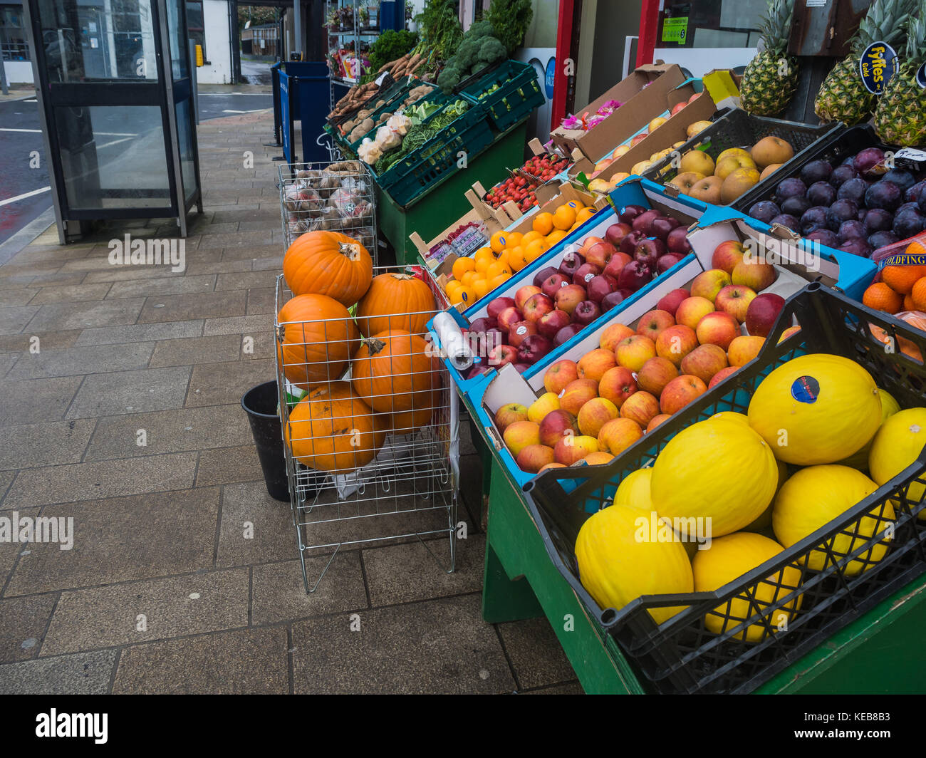 Fruit and vegetable stall Stock Photo - Alamy