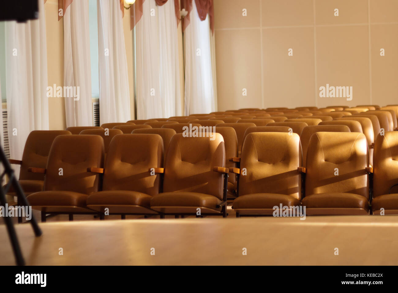 Empty lecture hall red seats hi-res stock photography and images - Alamy