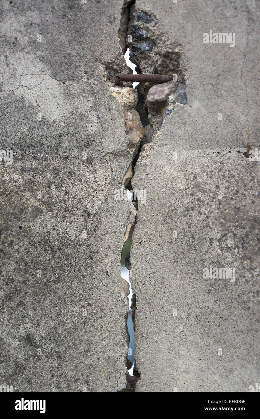 Gaps in rock hi-res stock photography and images - Alamy