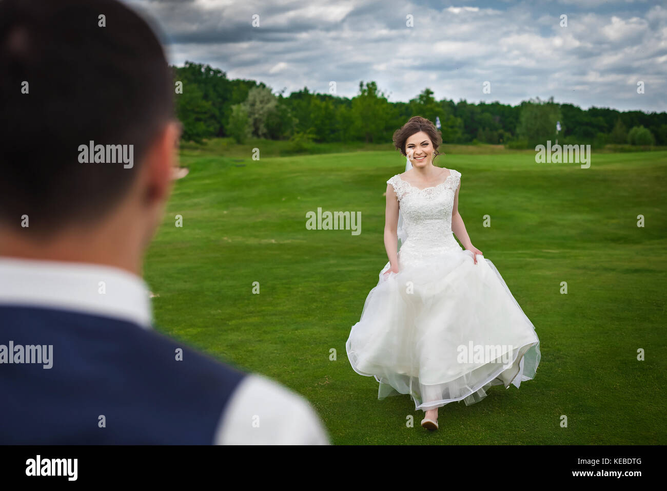 Running bride hi-res stock photography and images - Alamy