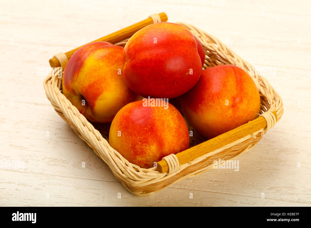 Ripe Nectarines heap Stock Photo - Alamy