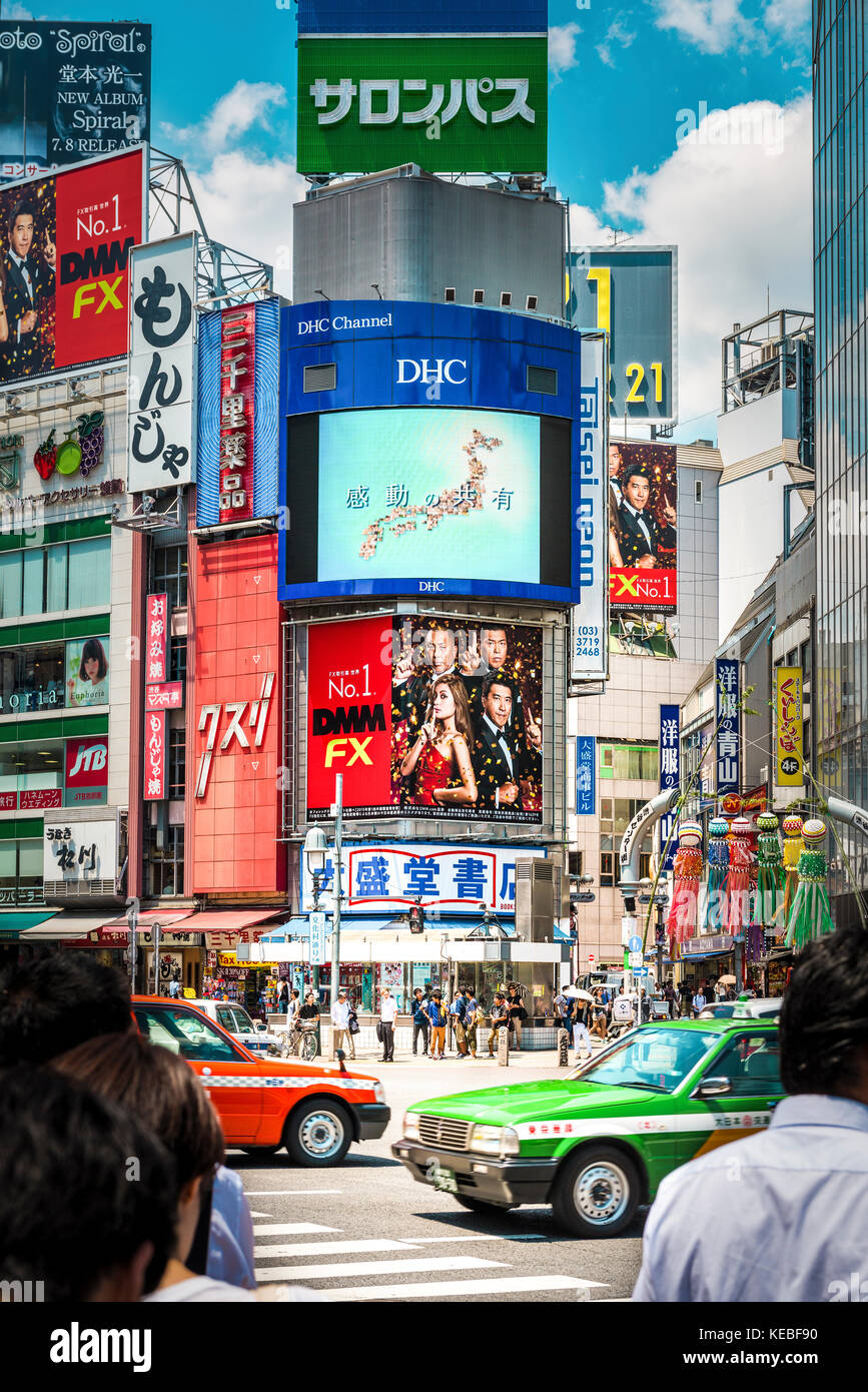 Waiting to cross the road at a busy intersection in Tokyo Stock Photo ...