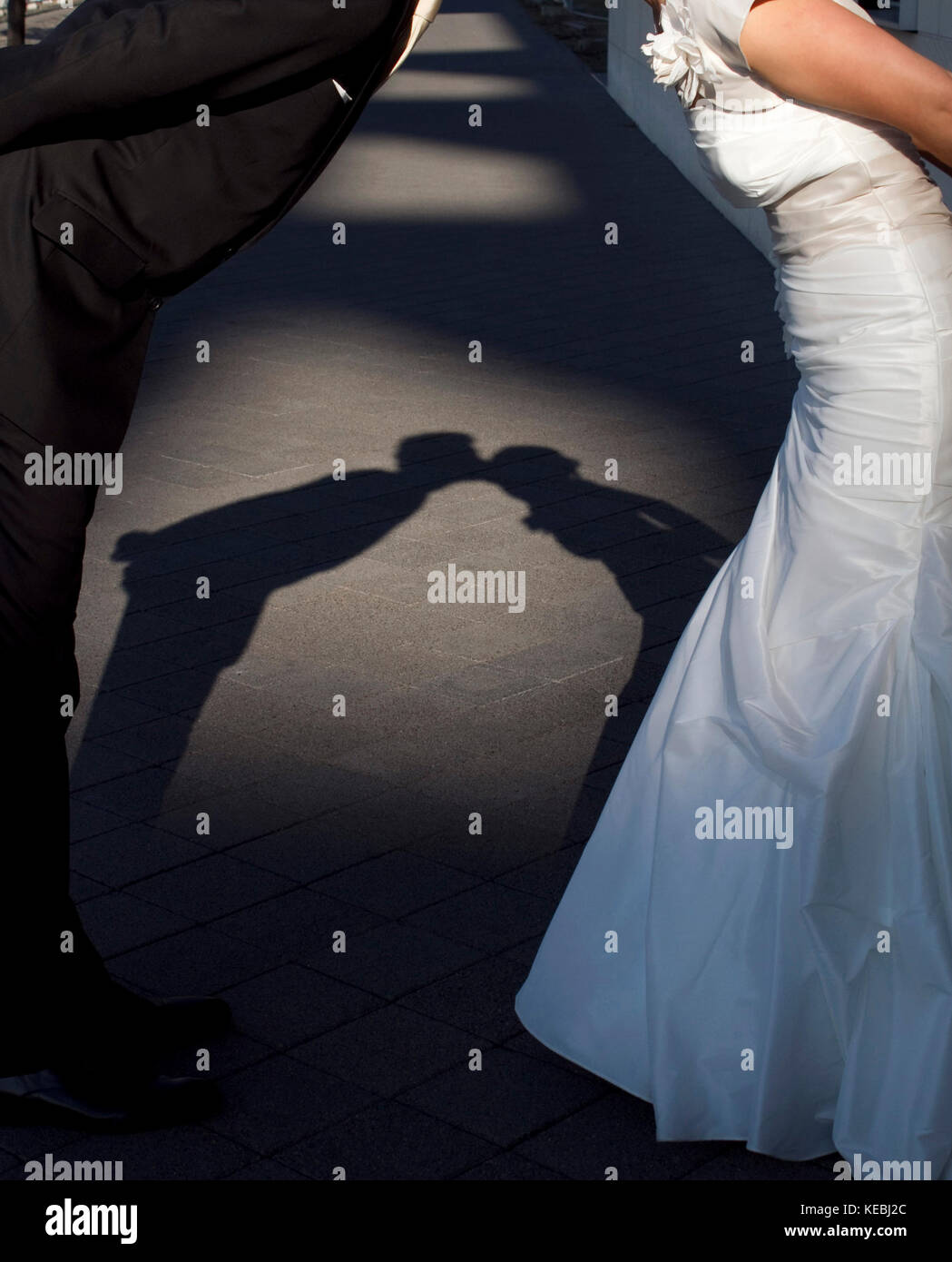 Shadow romantic couple kissing hi-res stock photography and images - Alamy