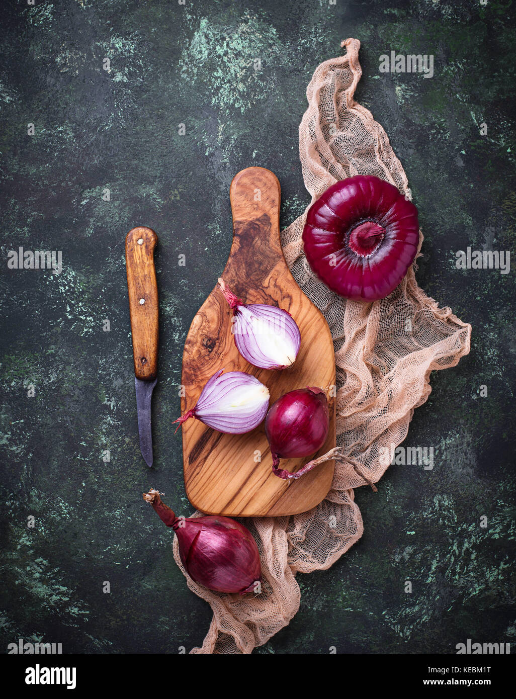Red onion on green background Stock Photo - Alamy