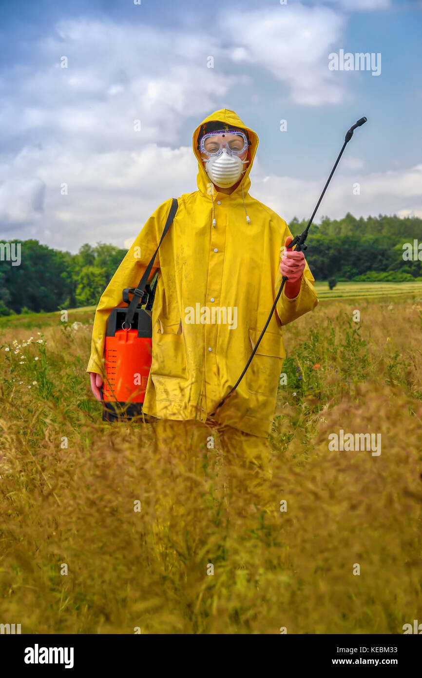Protective farmer pesticide clothing hi-res stock photography and ...