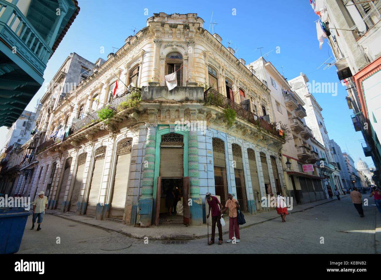 Havana street life hi-res stock photography and images - Alamy
