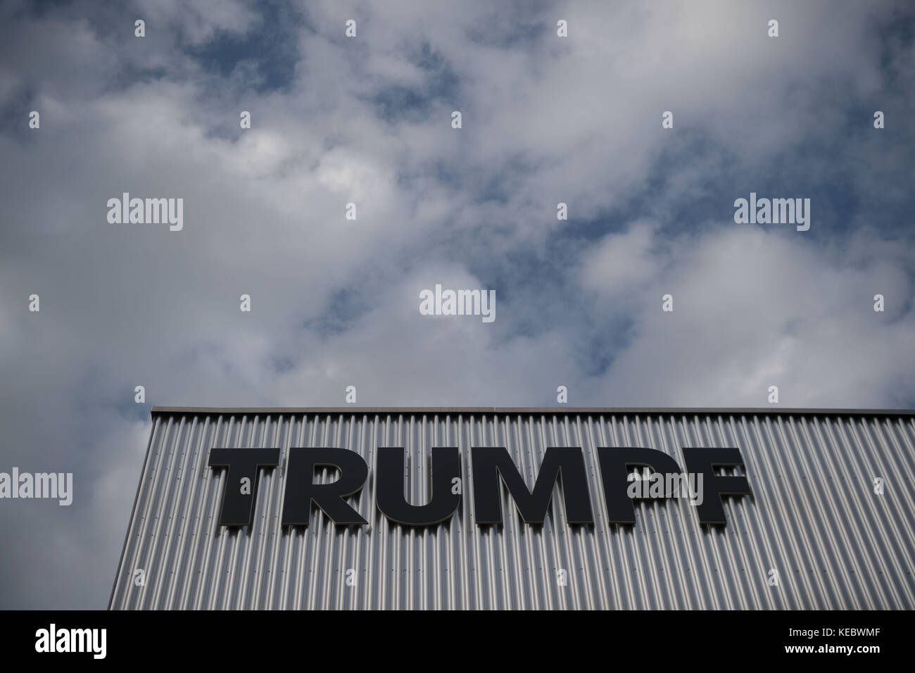 Ditzingen, Germany. 16th Oct, 2017. The logo of the Trumpf Group can be ...