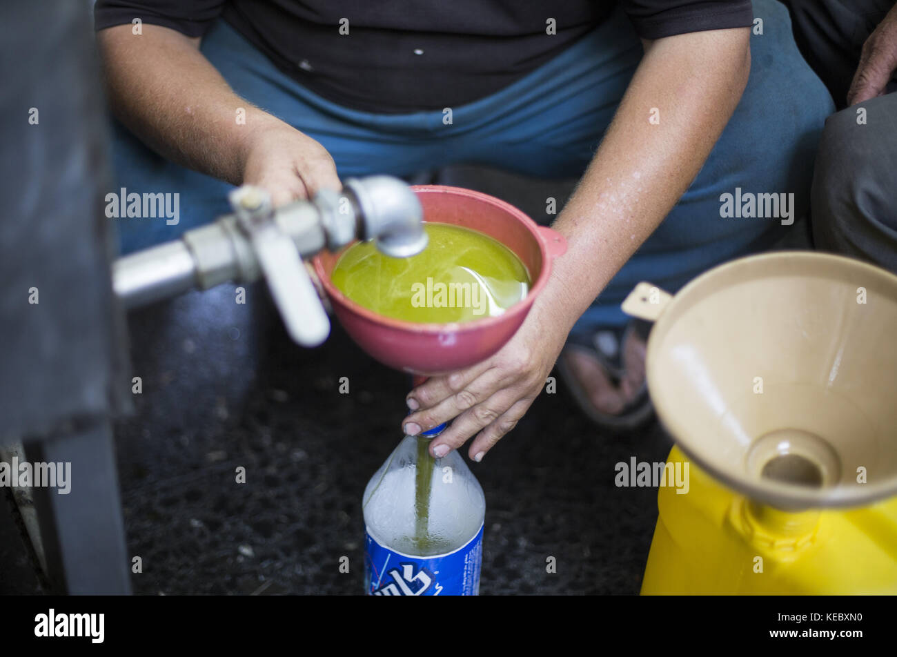 Gaza City, The Gaza Strip, Palestine. 19th Oct, 2017. Palestinians ...