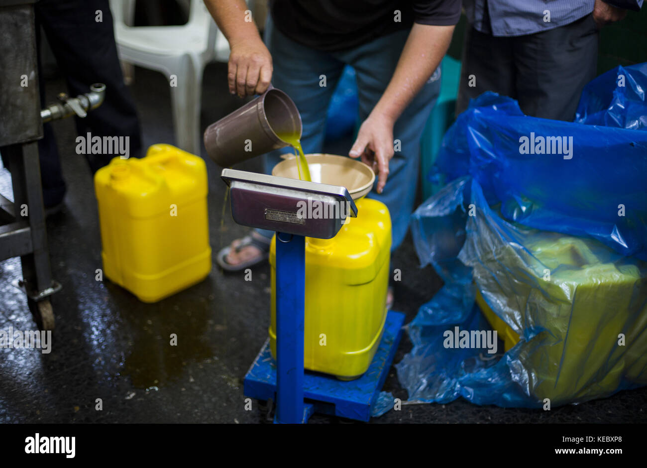 Gaza City, The Gaza Strip, Palestine. 19th Oct, 2017. Palestinians ...