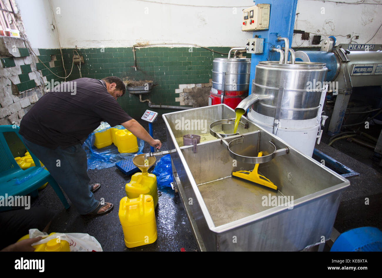 Gaza City, The Gaza Strip, Palestine. 19th Oct, 2017. Palestinians ...