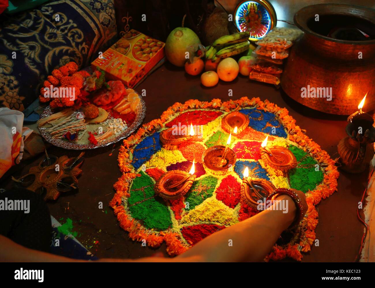 Kathmandu, Nepal. 19th Oct, 2017. A Hindu woman offers prayers to Laxmi ...