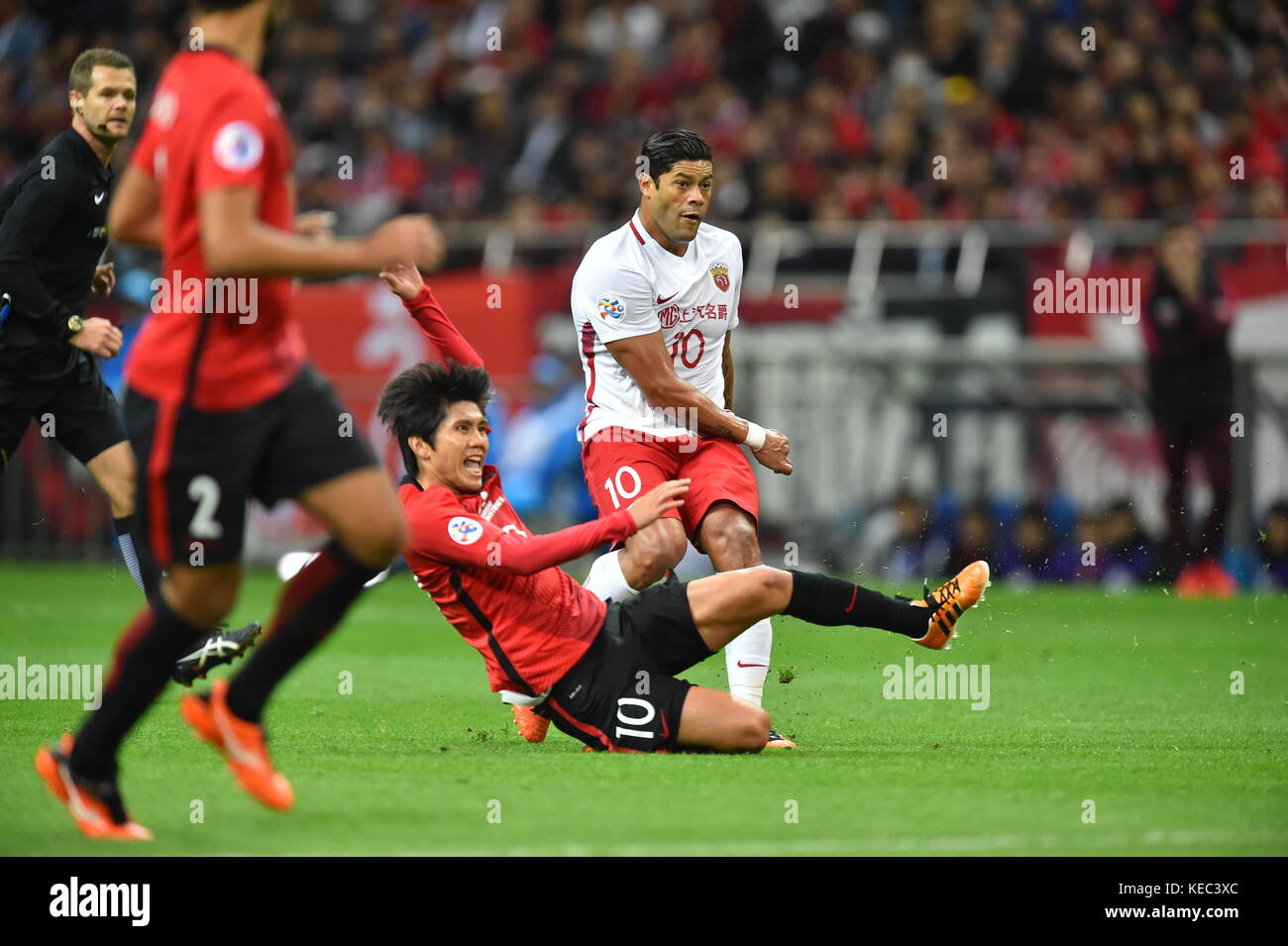Saitama, Japan. 18th Oct, 2017. Yosuke Kashiwagi (Reds), Hulk (SIPG ...