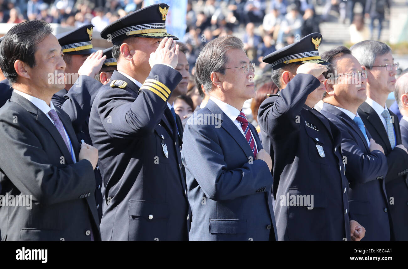20th Oct, 2017. Police Day President Moon Jae-in (3rd from L) salutes ...
